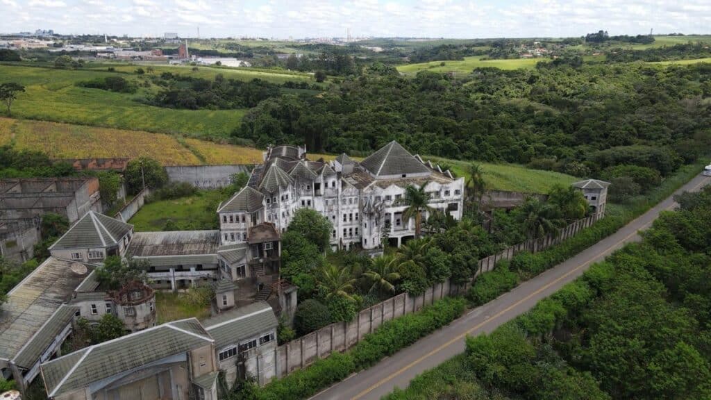 Justiça não consegue vender Castelo de José Rico que está abandonada há ...